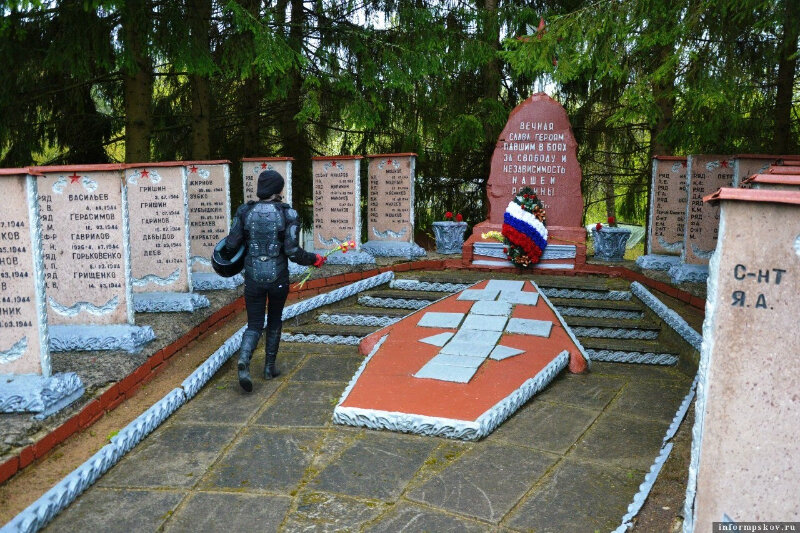 Anıt, heykel Братская могила, Pskovskaya oblastı, foto