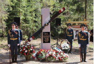 Anıt, heykel Памятный знак Герою Советского Союза А.П. Маресьеву, Novgorodskaya oblastı, foto