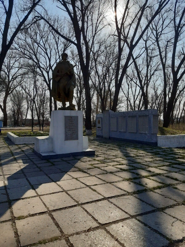 Anıt, heykel Братская могила воинов Красной Армии, умерших от ран в ВОВ, Gukovo, foto