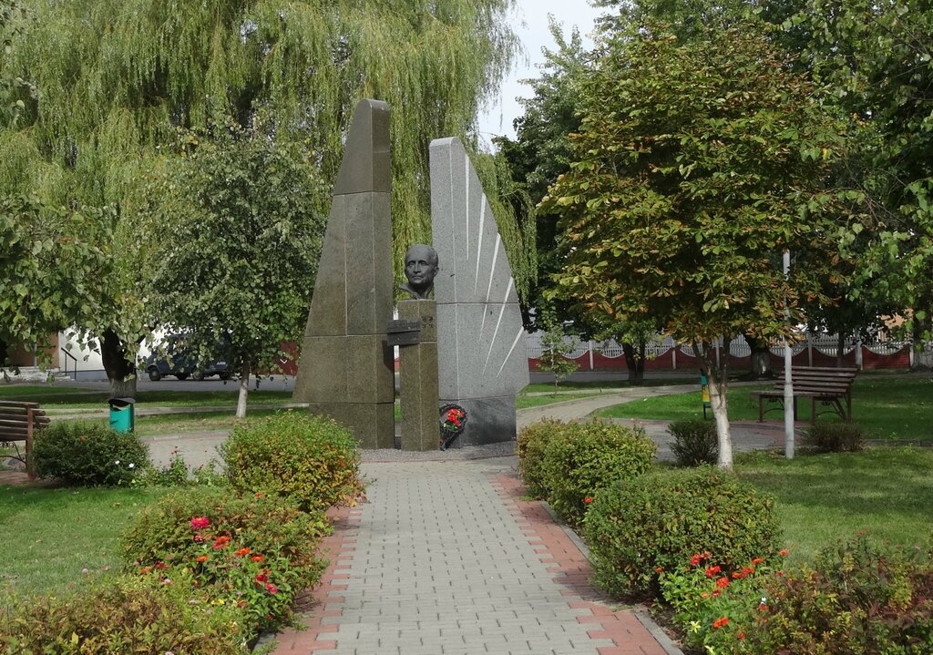 Anıt, heykel П. О. Сухой, Luninets, foto