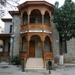 Sovyetler Birliği Amet-Han Sultanının iki defa kahramanı Müzesi (Ялтинская улица No:22), müzeler ve sanat galerileri  Alupka'dan