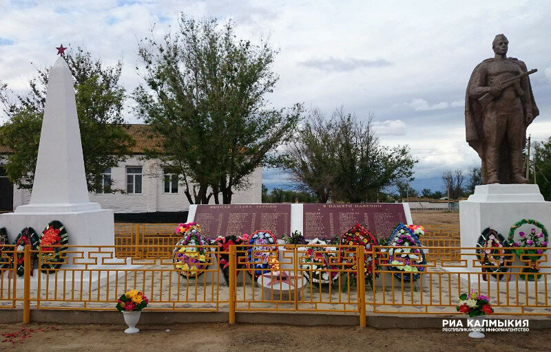 Anıt, heykel Захоронения неизвестных солдат Великой отечественной войны, Kalmukya, foto