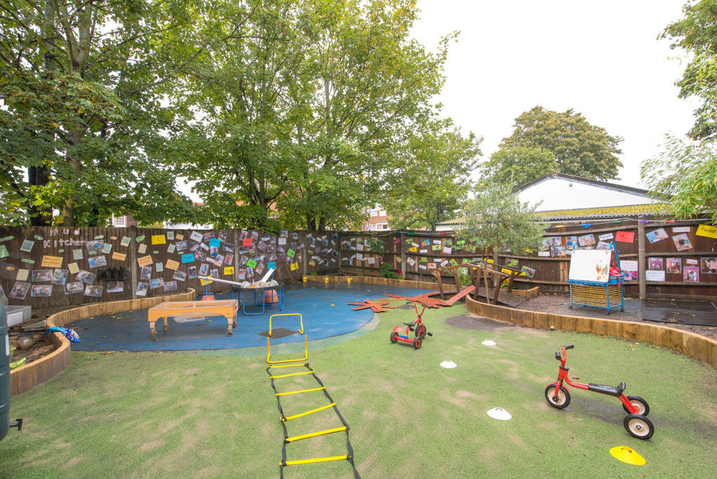 Ortaokul Bright Horizons Epsom Day Nursery and Preschool, İngiltere, foto