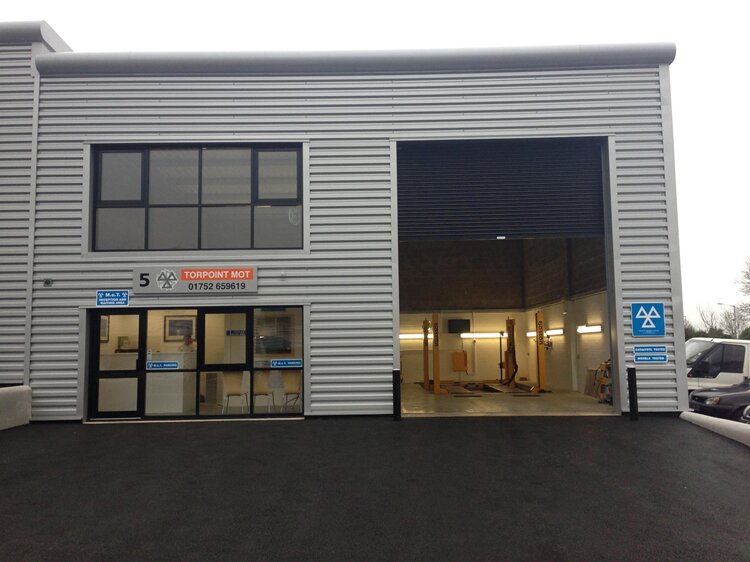 Jant ve lastikçiler Torpoint Tyres Limited, Cornwall County, foto