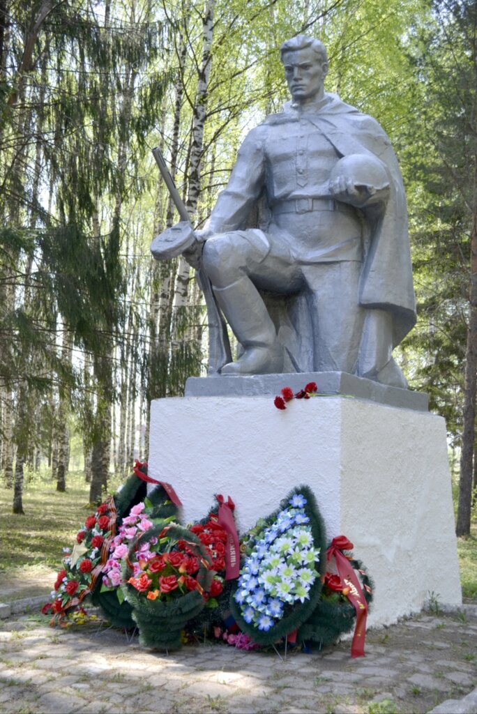 Anıt, heykel Коленопреклоненный солдат, Kirovskaya oblastı, foto