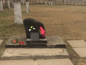 Камень памяти воинам, павшим в годы Великой Отечественной войны (Irkutsk Region, Chunskiy munitsipalny okrug, posyolok Zavodskoy, Pervomayskaya ulitsa), anıt, heykel  İrkutskaya oblastından