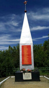 Обелиск воинам-односельчанам (Saratov Region, Krasnopartizanskiy rayon, Gornovskoye munitsipalnoye obrazovaniye, posyolok Rimsko-Korsakovka, Sovetskaya ulitsa), anıt, heykel  Saratovskaya oblastından