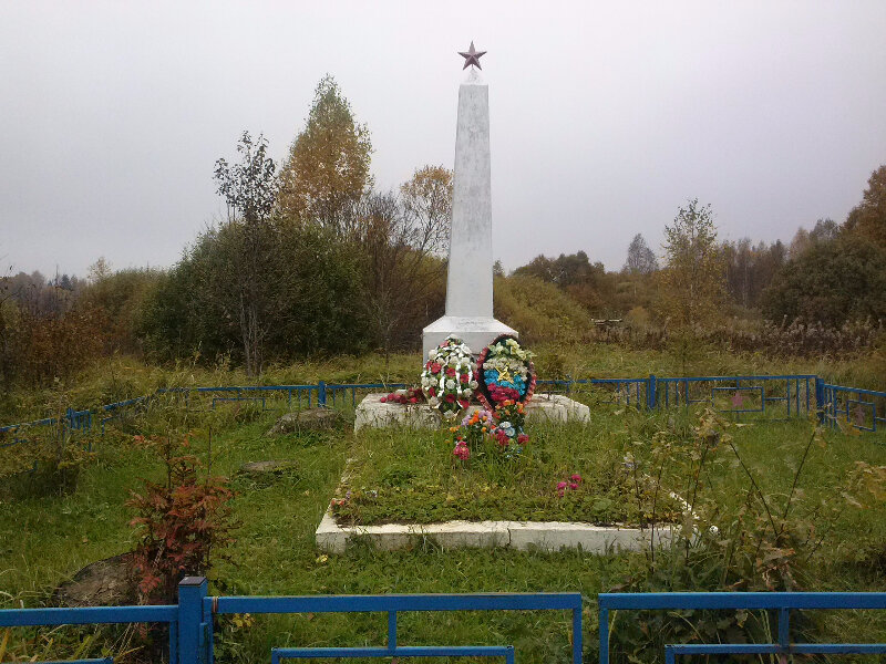 Anıt, heykel Братская могила советских воинов, погибших в 1943 г., Smolenskaya oblastı, foto