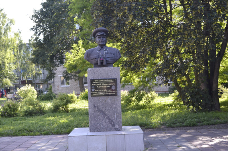 Anıt, heykel Бюст Герою Советского Союза, маршалу А.И. Еременко, Trubçevsk, foto