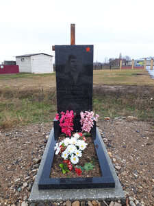 Могила Василия Даниловича Чуприна (Stavropol Territory, Sovetskiy munitsipalny okrug, Zelenokumsk, Zelenokumskoye kladbishche), anıt, heykel  Zelenokumsk'tan