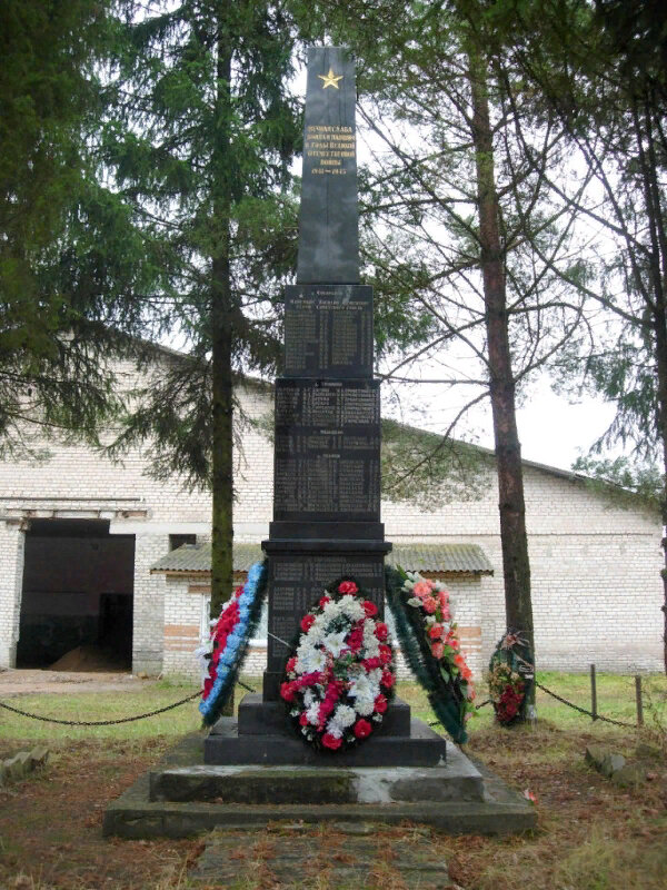 Anıt, heykel Обелиск павшим в годы Великой Отечественной войны односельчанам, Smolenskaya oblastı, foto