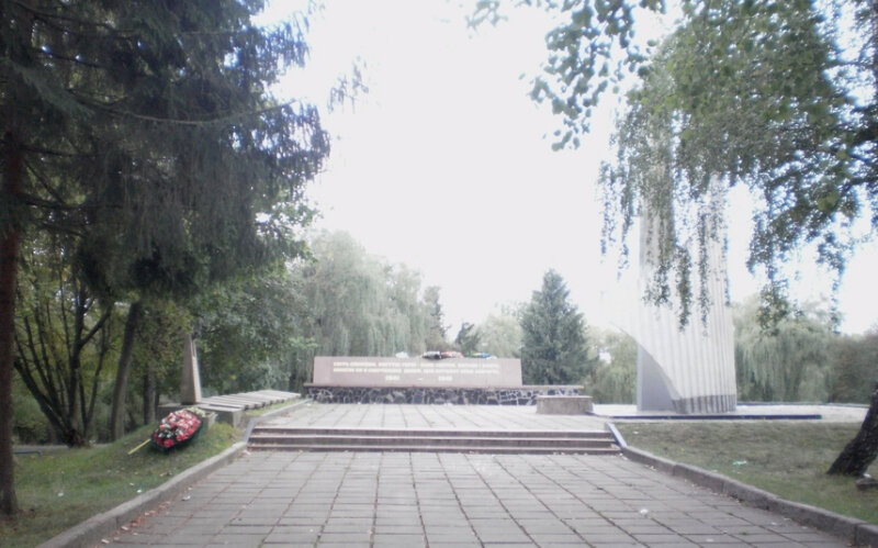 Anıt, heykel Братская могила воинов, Kalush, foto