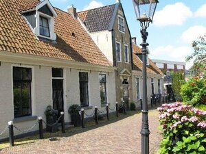 De Thuiskamer (Groningen, Grootegast, Hoofdstraat, 31), otel  Friesland'dan