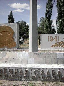 Воинам, павшим в годы Великой Отечественной войны (Revolyutsionnaya ulitsa No:25А, selo Malyye Kopeny), anıt, heykel  Saratovskaya oblastından