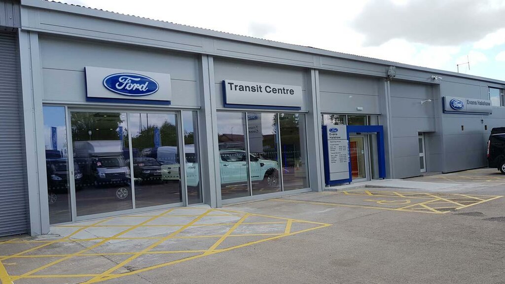 Otomobil satış galerileri Ford Transit Centre Manchester, İngiltere, foto