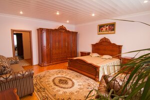 Family house (Rabochaya ulitsa No:84, Bataysk), otel  Bataysk'tan