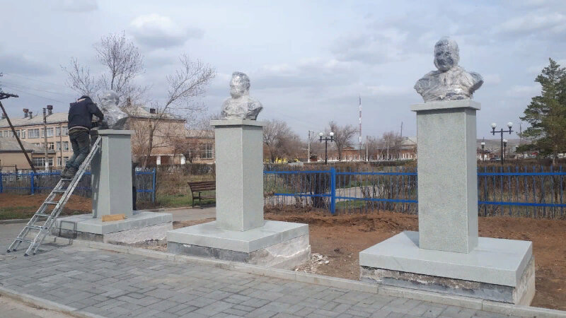 Anıt, heykel Аллея славы Героев Советского Союза и социалистического труда, Çeliabinskaya oblastı, foto