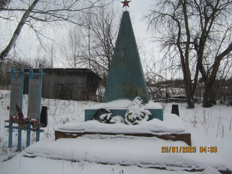 Anıt, heykel Обелиск, посвященный павшим солдатам в годы Великой Отечественной войны, Kirovskaya oblastı, foto