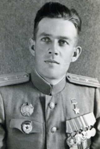 Anıt, heykel Борисов Владимир Иванович, Rodniki, foto