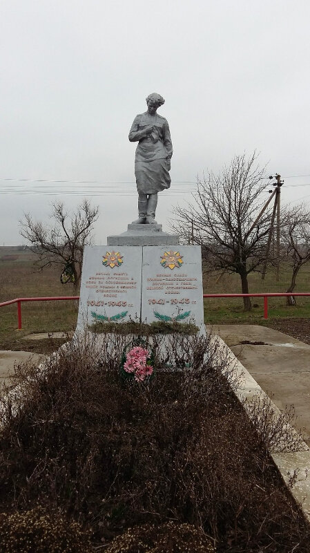 Anıt, heykel Братская могила воинов, Zaporoje Bölgesi, foto