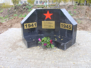 Погибшим воинам в годы Великой Отечественной войны (Kirov Region, Zuyevskiy rayon, derevnya Zui, Molodyozhnaya ulitsa), anıt, heykel  Kirovskaya oblastından