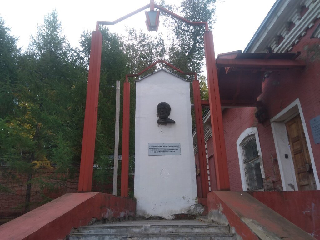 Anıt levhası, anıt taş Н.Г. Славянов, Perm, foto