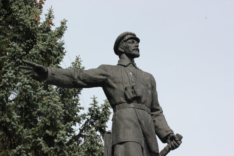 Anıt, heykel Н.А. Щорс, Uneça, foto