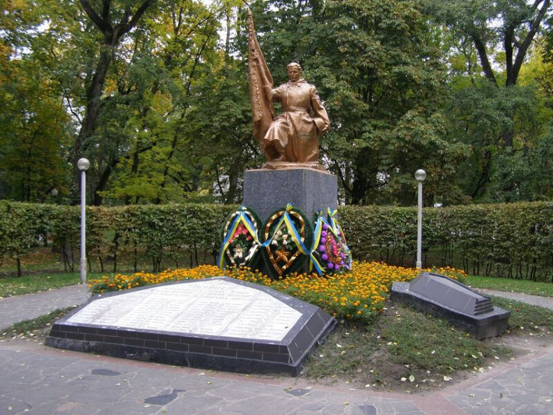 Anıt, heykel Братская могила воинов, Chernigov, foto