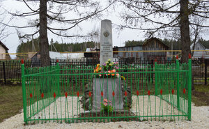Обелиск воинам, павшим в годы Великой Отечественной войны (Sverdlovsk Region, Polevskoy munitsipalny okrug, posyolok Krasnaya Gorka, ulitsa Lenina), anıt, heykel  Sverdlovskaya oblastından