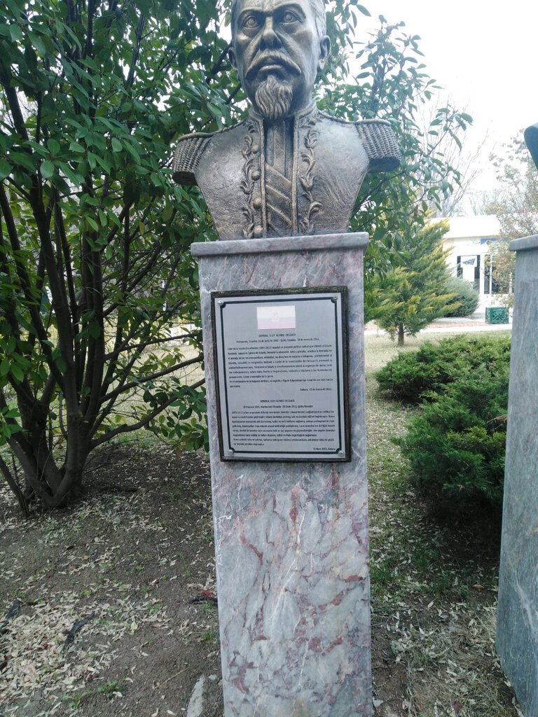 Park, sokak heykeli General Eloy Alfaro Anıtı, Ankara, foto