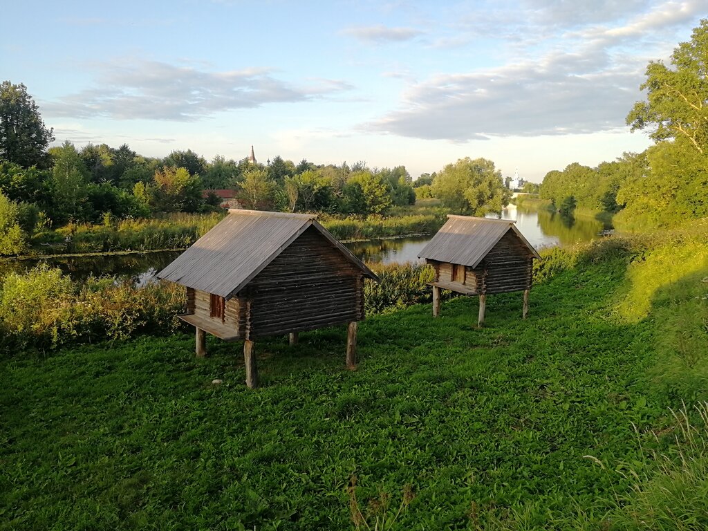 Turistik yerler Амбар на сваях, Suzdal, foto