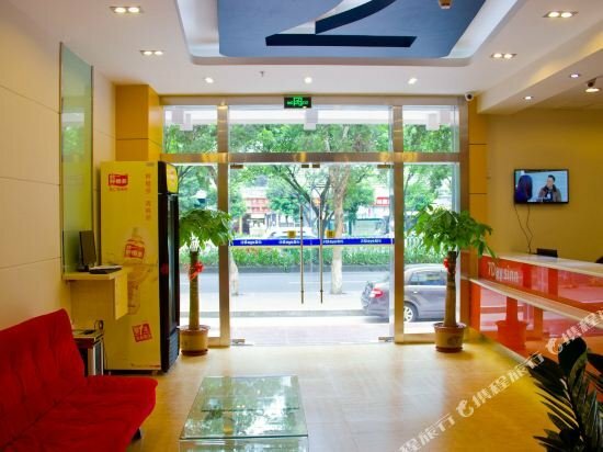 Otel 7 Days Inn Guangzhou Baoye Road Shayuan Metro Station Branch, Guangzhou, foto
