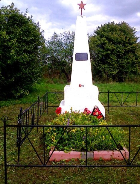 Anıt, heykel Братская могила, Kalujskaya oblastı, foto