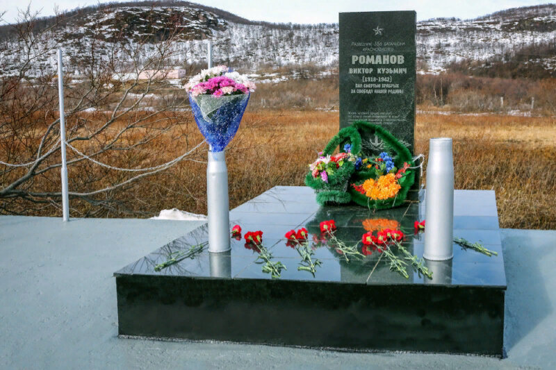 Anıt, heykel Могила краснофлотца В.К. Романова, Murmanskaya oblastı, foto