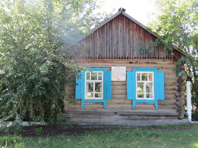 Anıt levhası, anıt taş Штаб-квартира командира партизанского отряда С.К. Кочетова, Tuva, foto