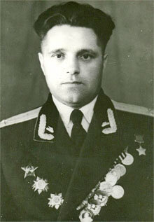 Anıt levhası, anıt taş Герою Советского Союза Дмитрию Фёдоровичу Некрасову, Novgorodskaya oblastı, foto