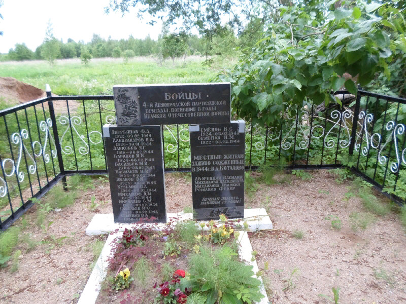 Anıt, heykel Братская могила, Pskovskaya oblastı, foto