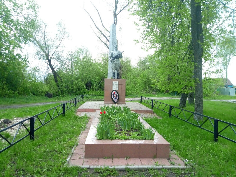 Anıt, heykel Братская могила воинов и партизан, Trubçevsk, foto