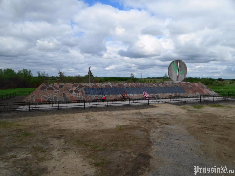 Anıt, heykel Братская могила советских воинов, погибших в октябре 1944 г., Kaliningradskaya oblastı, foto