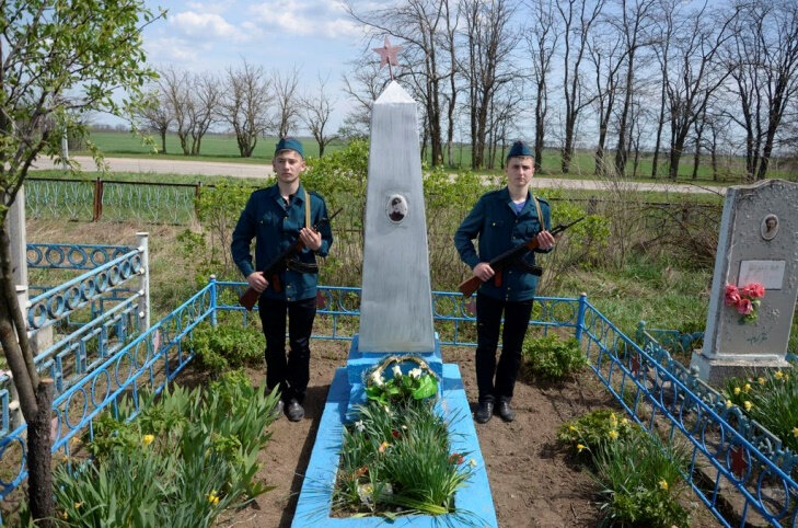 Anıt, heykel Братская могила погибших в борьбе за власть Советов, Kırım Cumhuriyeti, foto