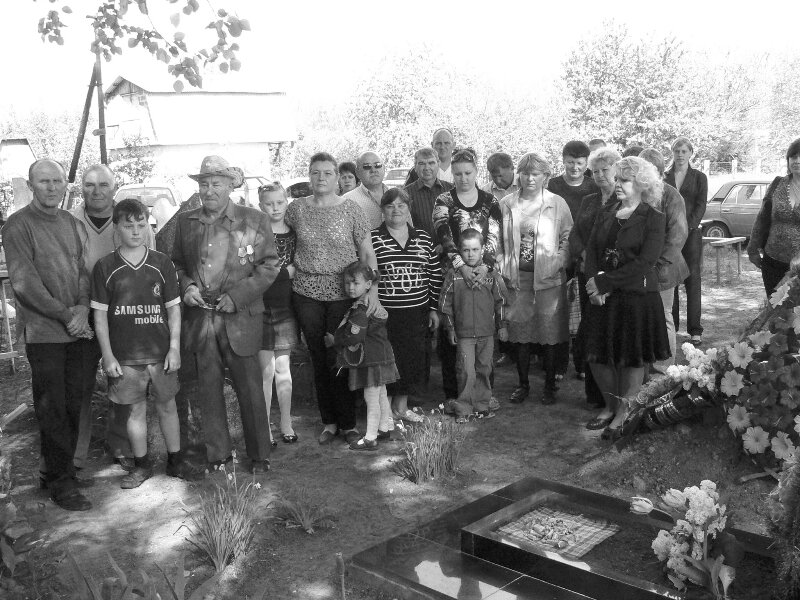 Anıt, heykel Мичуринцы пришли почтить память погибшего воина, Zaporoje Bölgesi, foto