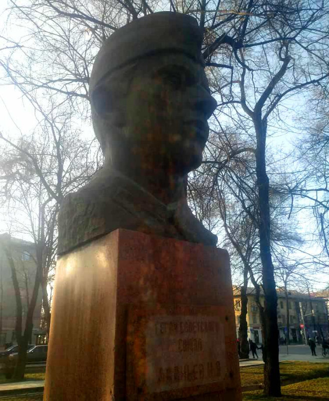 Anıt, heykel Бюст Героя Советского Союза Николая Яковлевича Ананьева, Bişkek, foto