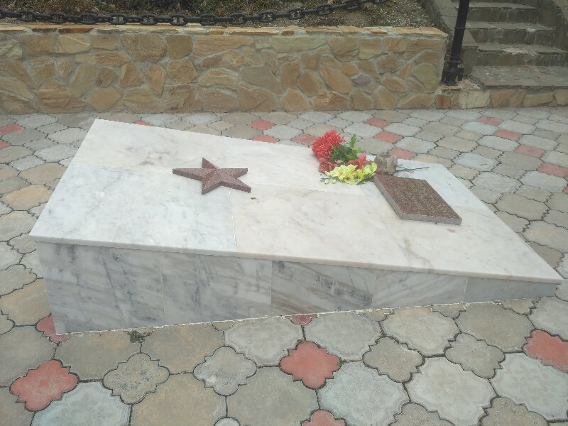 Anıt, heykel Партизанская могила, Kırım Cumhuriyeti, foto