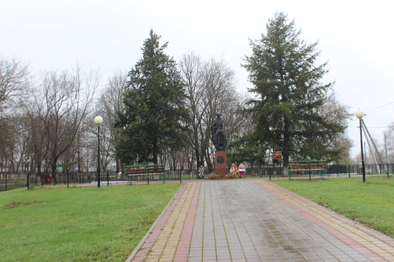 Anıt, heykel Братская могила советских воинов, Belgorodskaya oblastı, foto