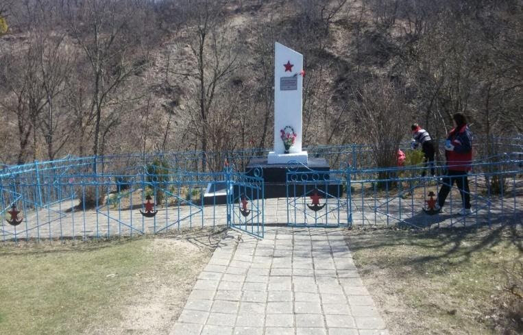 Anıt, heykel Обелиск морякам-десантникам и лётчикам, расстреляным немцами, Kırım Cumhuriyeti, foto