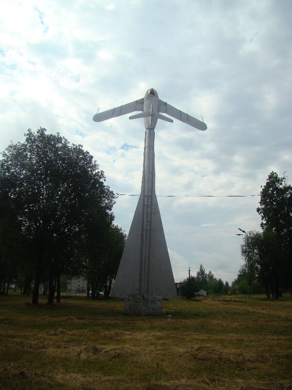 Anıt, heykel Лётчикам Чернушинской авиашколы, Çernuşka, foto