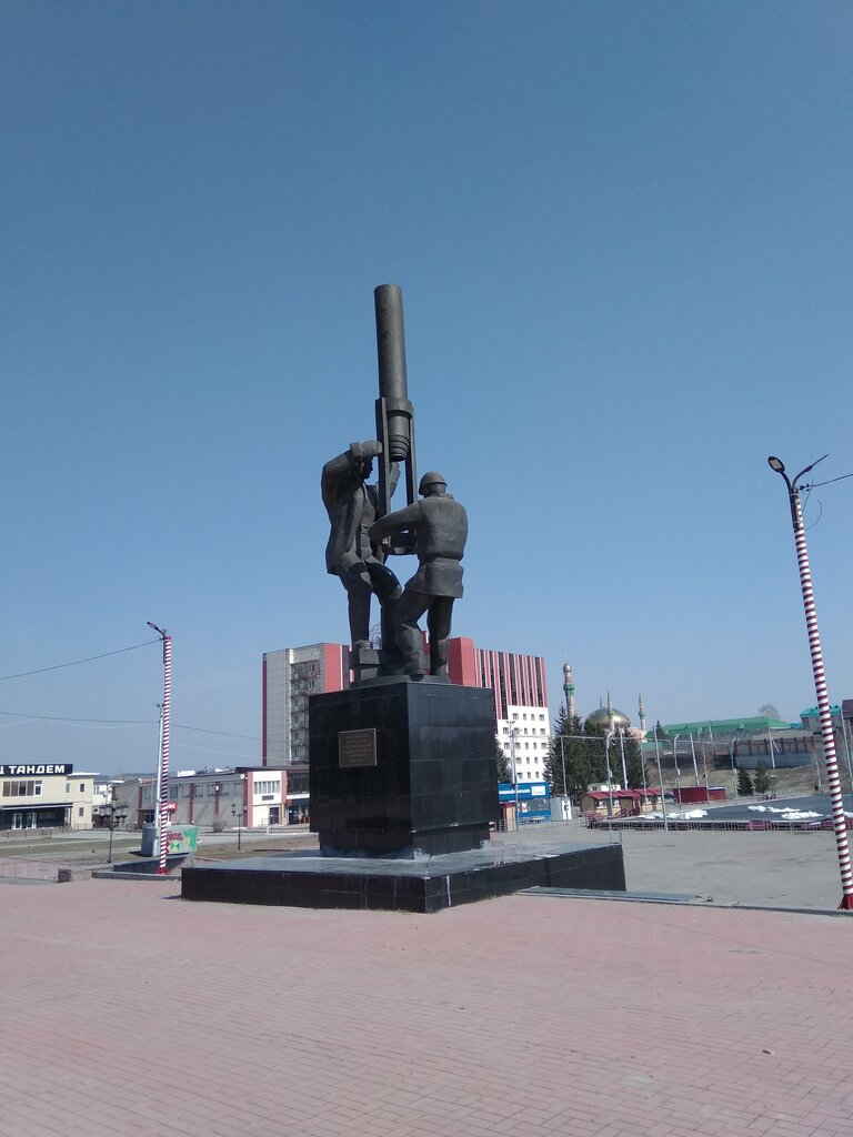 Anıt, heykel Нефтяникам, Almetyevsk (Elmet), foto
