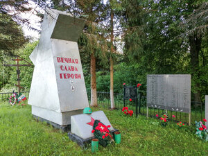 Братская могила (Novgorod Region, Demyanskiy District, derevnya Tarasovo, Tsentralnaya ulitsa), anıt, heykel  Novgorodskaya oblastından