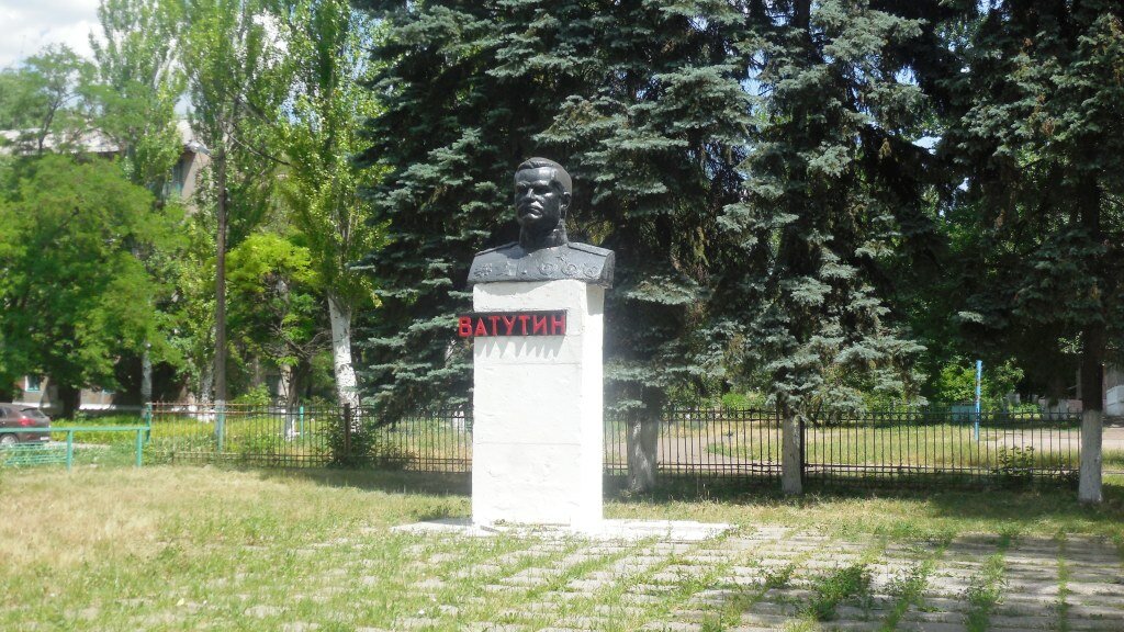 Anıt, heykel Н.Ф. Ватутин, Yenakievo, foto