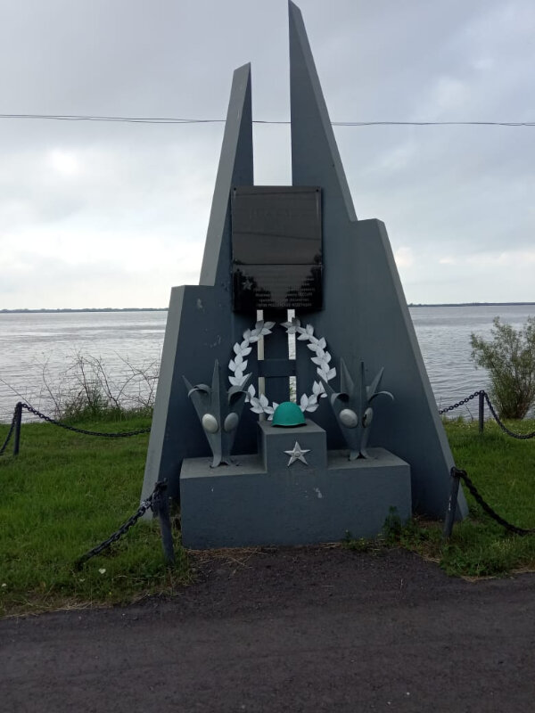 Anıt, heykel Обелиск народному герою снайперу Максиму Пассару, Habarovski krayı, foto